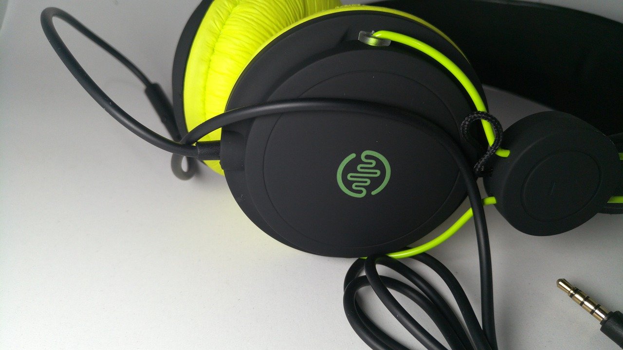 Where To Plug In Headphones On PC? [5 Methods]