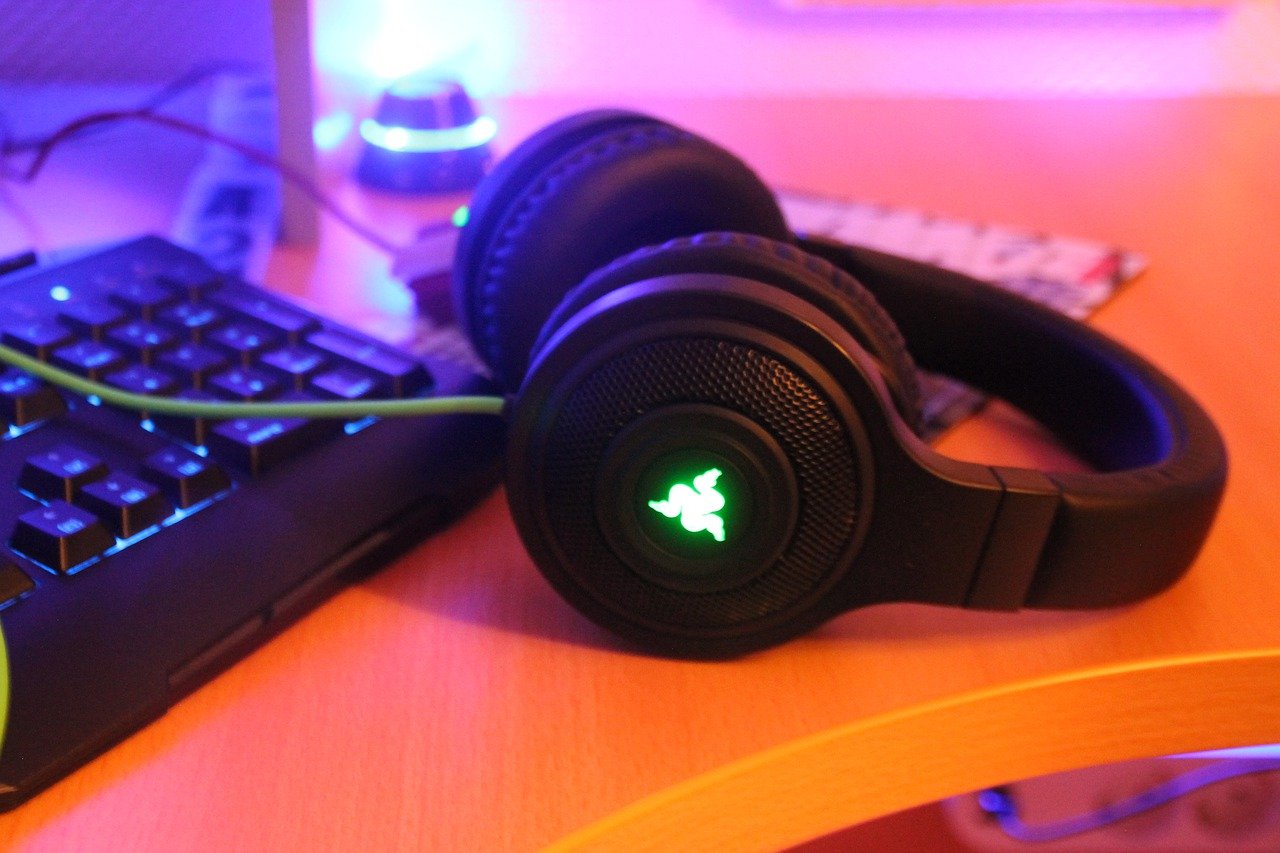 Where To Plug In Headphones On PC? [5 Methods]